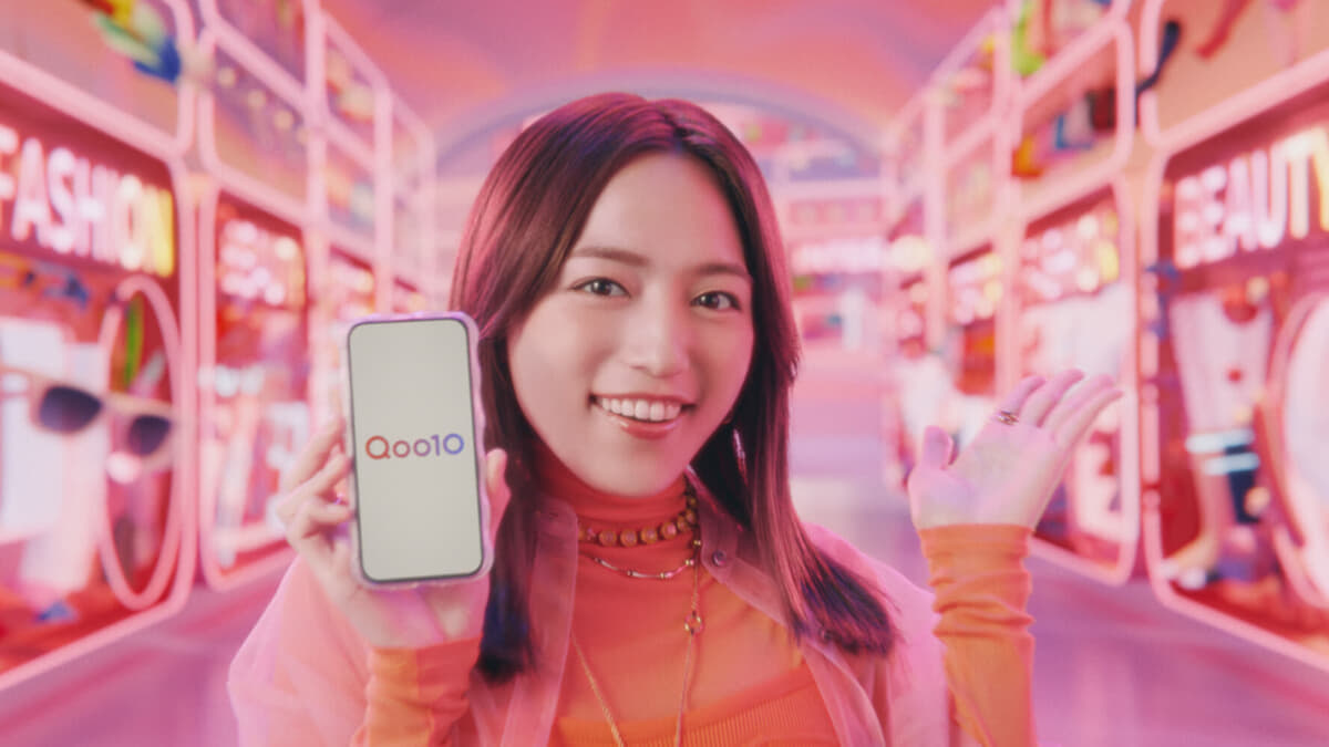 Qoo10「メガ割」新TV-CM「メガ割スタート篇」が2025年2月28日(金)より全国でオンエア開始 川口春奈さんが、Qoo10ショッピングアプリの世界を舞台に、案内人として登場！「さあ ...