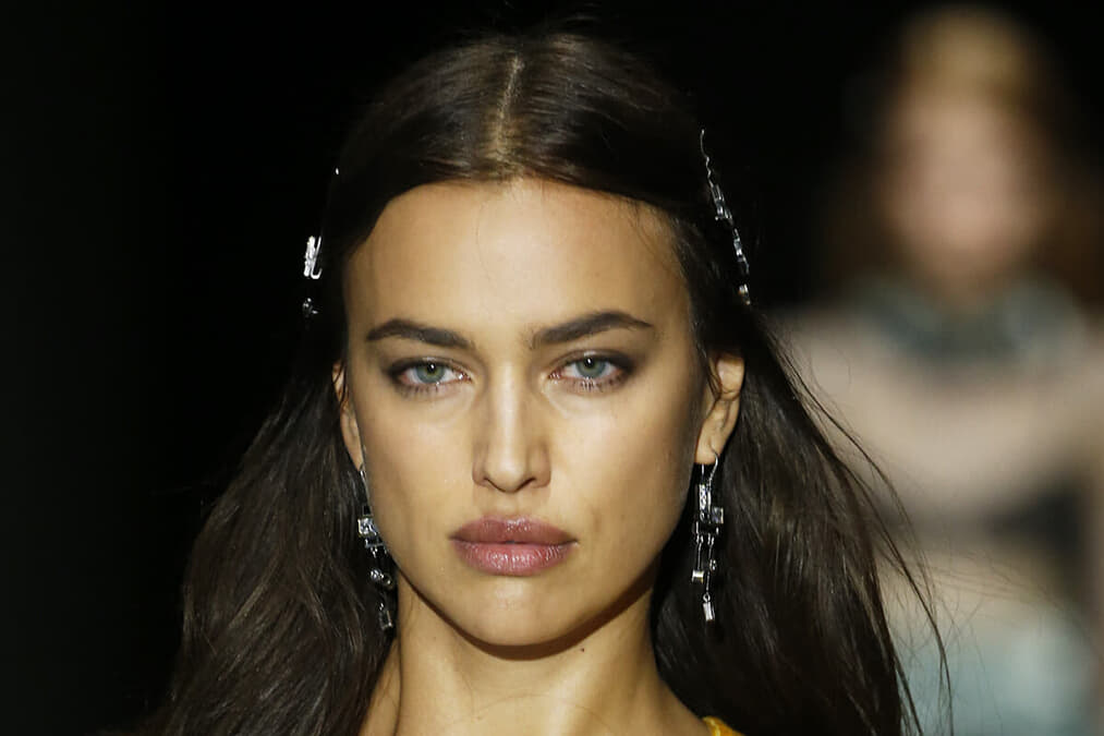 岩場で「限界露出」のロシア人モデル、ほぼ全裸にナイキの白ソックスで際立つ美ボディ...元カレが撮影か｜ニューズウィーク日本版 オフィシャルサイト