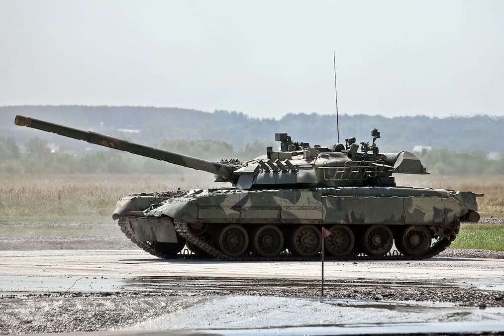 【動画】ウクライナがFPVドローンでロシアのT-90戦車を破壊...衝撃の爆破シーン｜ニューズウィーク日本版 オフィシャルサイト