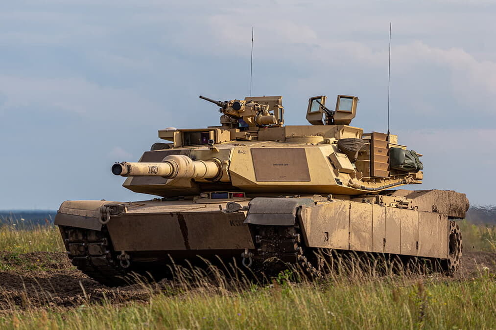 ロシアのFPVドローンが最強戦車「M1エイブラムス」を破壊...直撃シーン、燃え上がる映像が公開される｜ニューズウィーク日本版 オフィシャルサイト