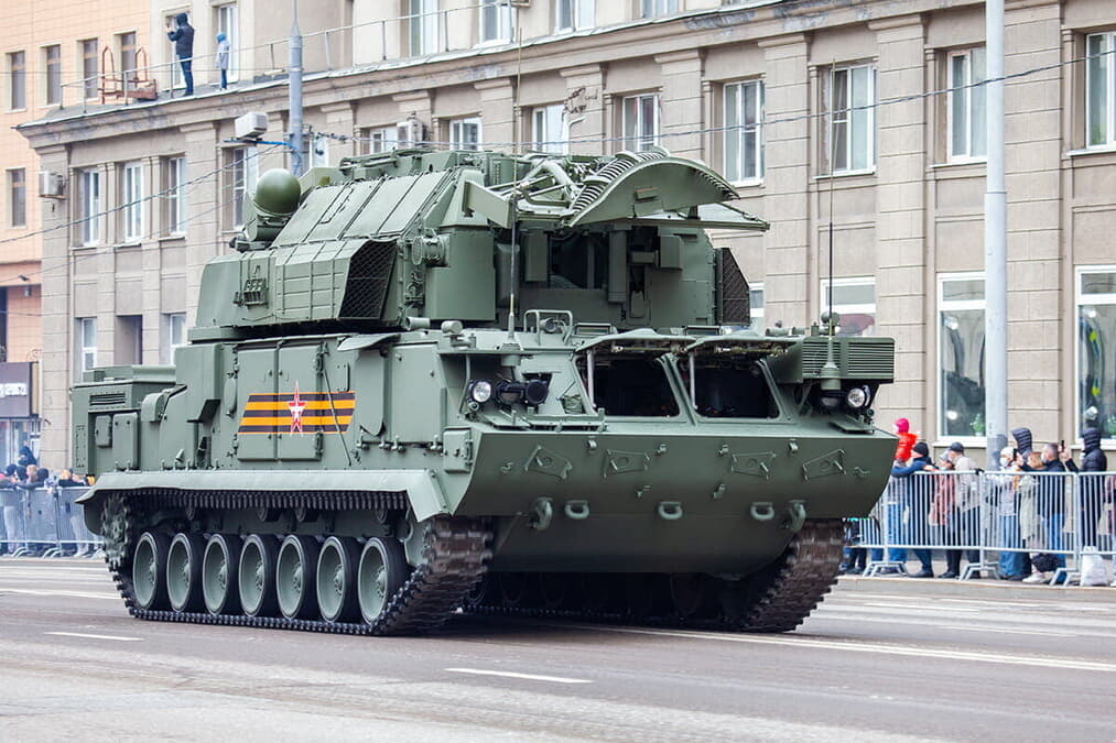 【動画】上空から爆弾を次々投下...ロシアの防空ミサイルシステム「Tor-M2」が爆発し、炎上する劇的瞬間が暗視カメラに｜ニューズウィーク日本 ...