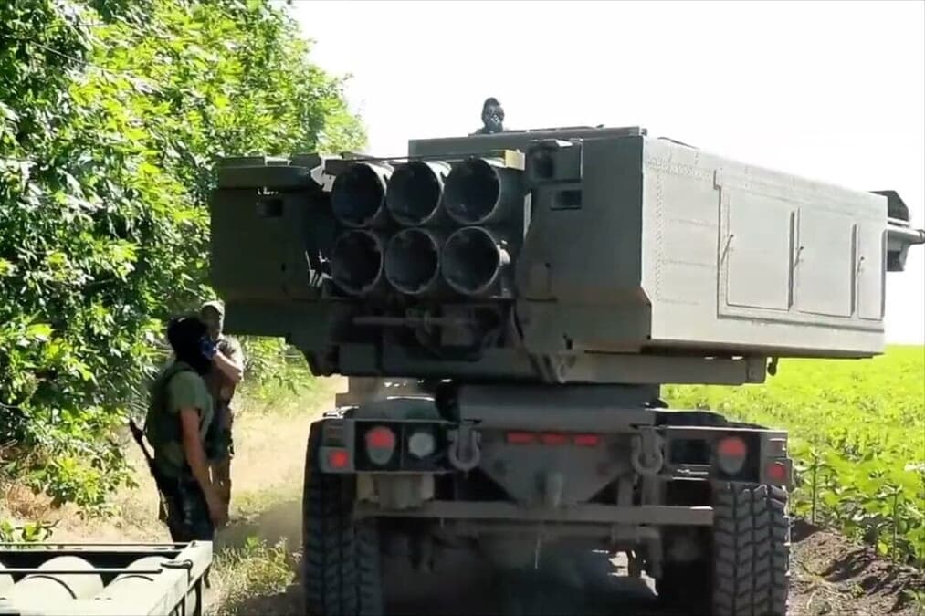 ロシア軍用工場、HIMARS爆撃で全焼...クラスター弾が降り注ぎ、単弾頭が強烈な一撃を加えた瞬間の映像｜ニューズウィーク日本版 オフィシャルサイト